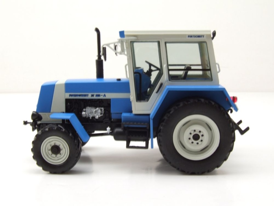 Modellauto Fortschritt ZT 323 Traktor mit 3 Figuren blau weiß Modellauto 1:32 Schuco, 92,50